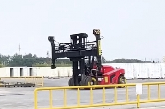 重機 | WWB KENKIは、港湾機械、電動機械をとり扱っています。